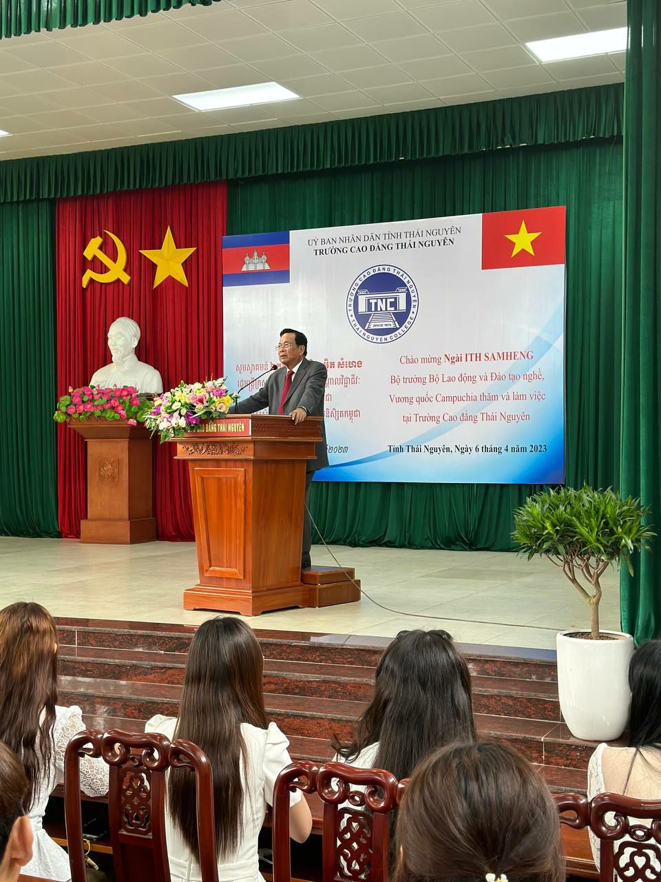 និស្សិតកម្ពុជាចំនួន ១០៨នាក់ កំពុងសិក្សាជំនាញវិជ្ជាជីវ:នៅសាលា ថៃង្វៀន ...