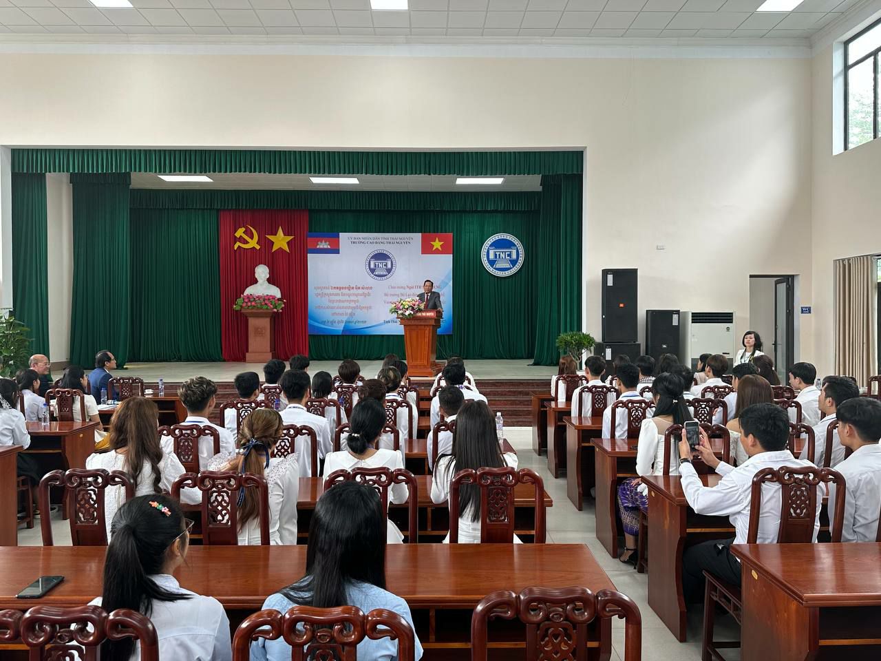 និស្សិតកម្ពុជាចំនួន ១០៨នាក់ កំពុងសិក្សាជំនាញវិជ្ជាជីវ:នៅសាលា ថៃង្វៀន ...